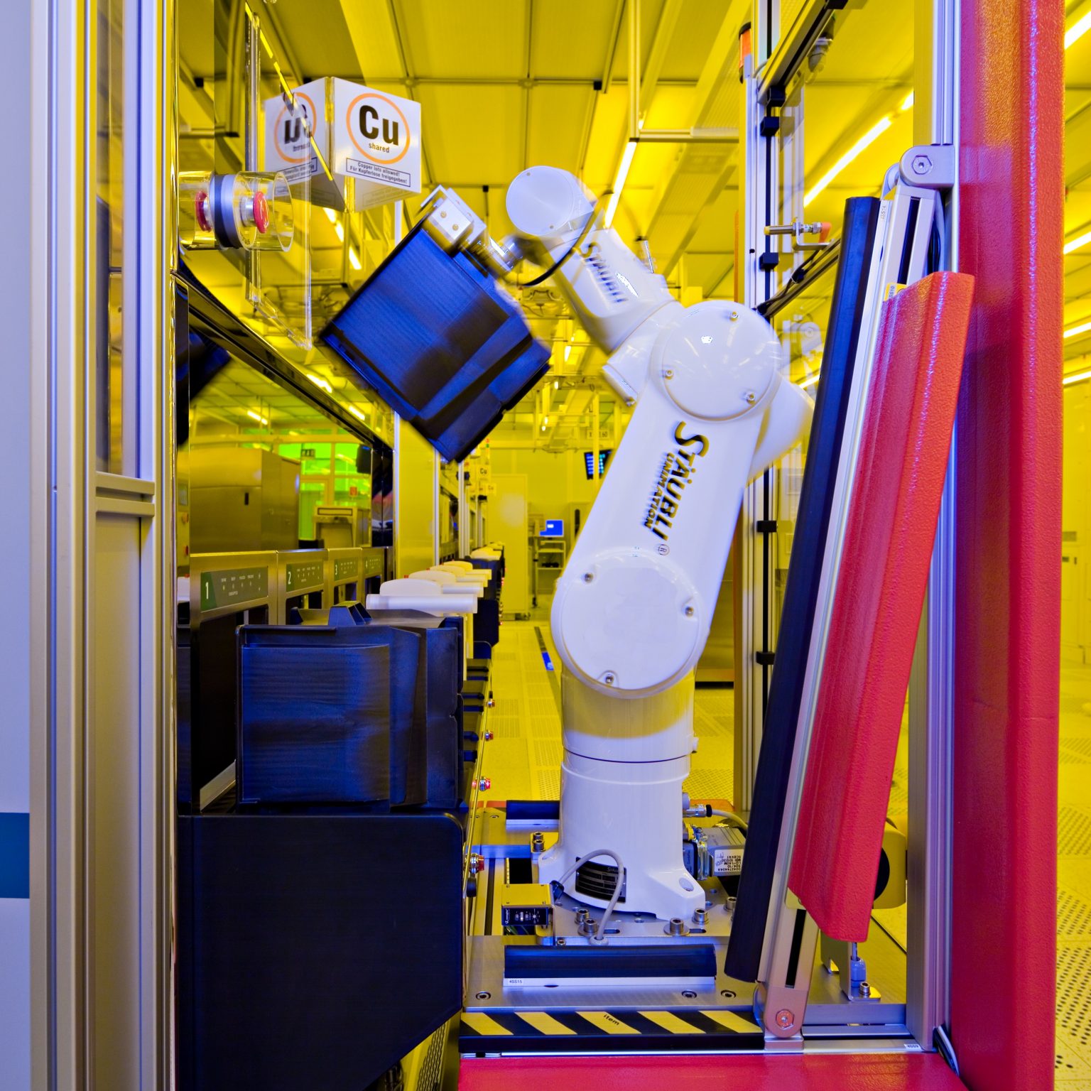 RGV in the cleanroom - HERO Rail by Fabmatics